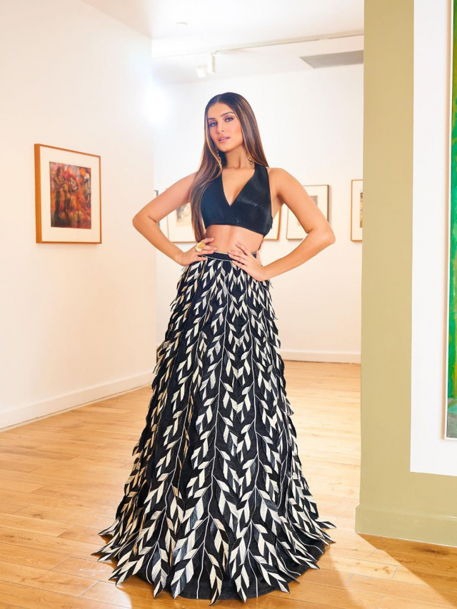 Tara Sutaria Slays The Ethnic Fashion Game In Black And White Lehenga ...