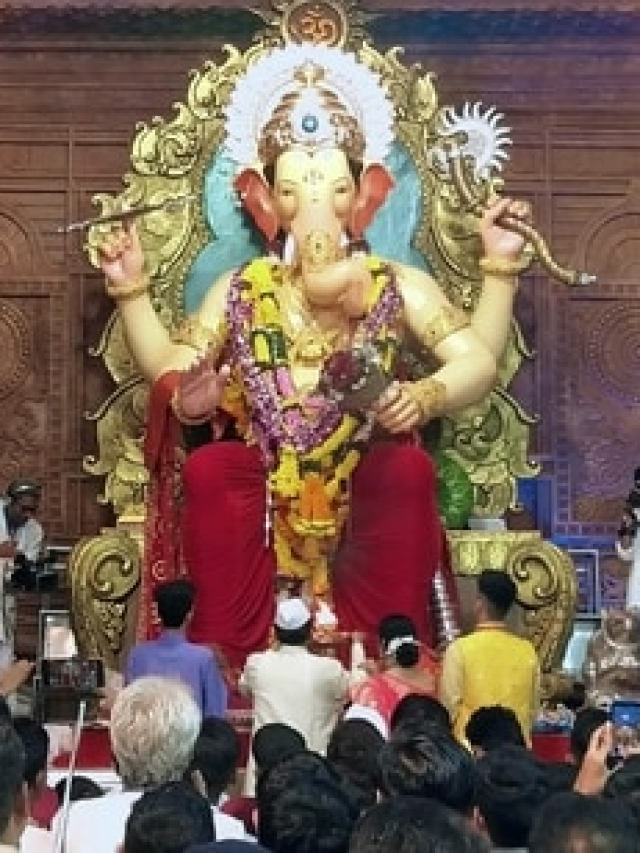 Lalbaugcha Raja arrives for immersion at Girgaon chowpatty in Mumbai ...