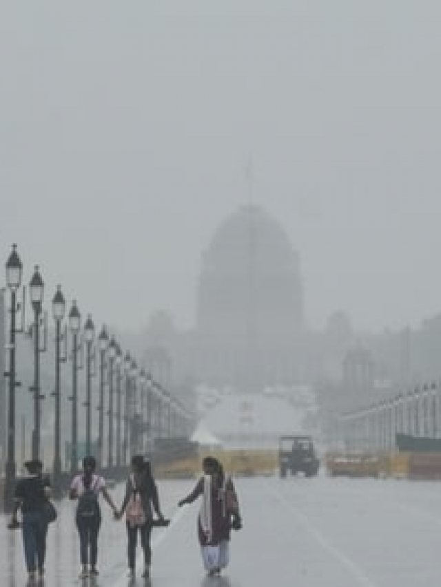 Sudden rain lashes Kartavya Path in New Delhi – Zoom News