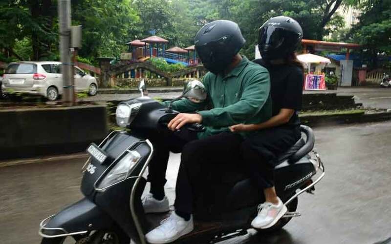 Virat kohli and anushka sharma scooty ride in Mumbai today, see here