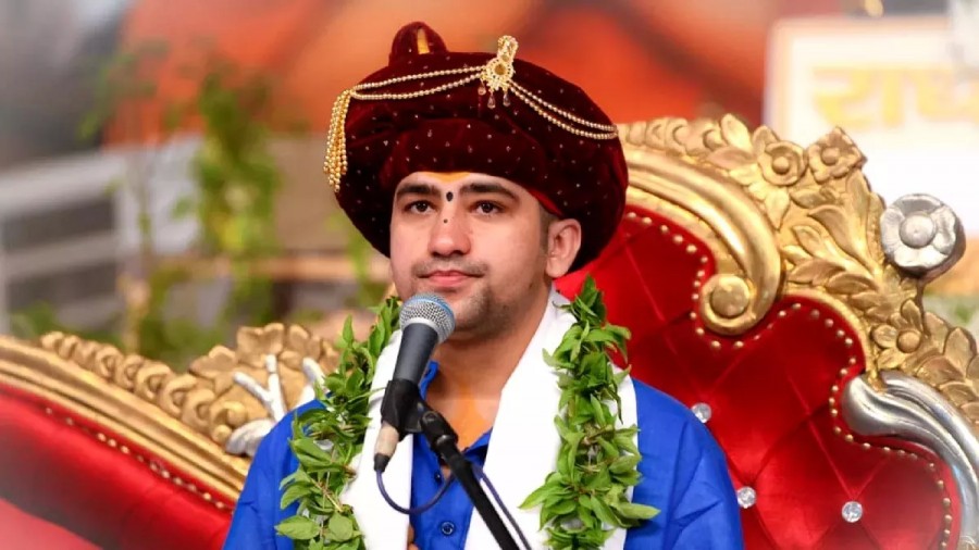 Bageshwar Dham Sarkar: Sevadar threw woman in Bageshwar Dham Darbar ...