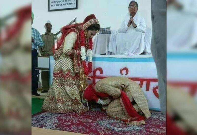 Groom bowed down and touched the feet of bride, befitting reply on ...