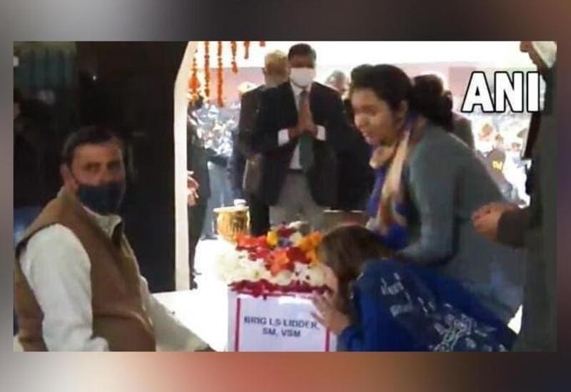 Brigadier Lidder's wife kisses his coffin; daughter says 'He was my best friend'