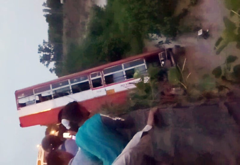 The bus fell from the bridge and stood straight in the river, people ...