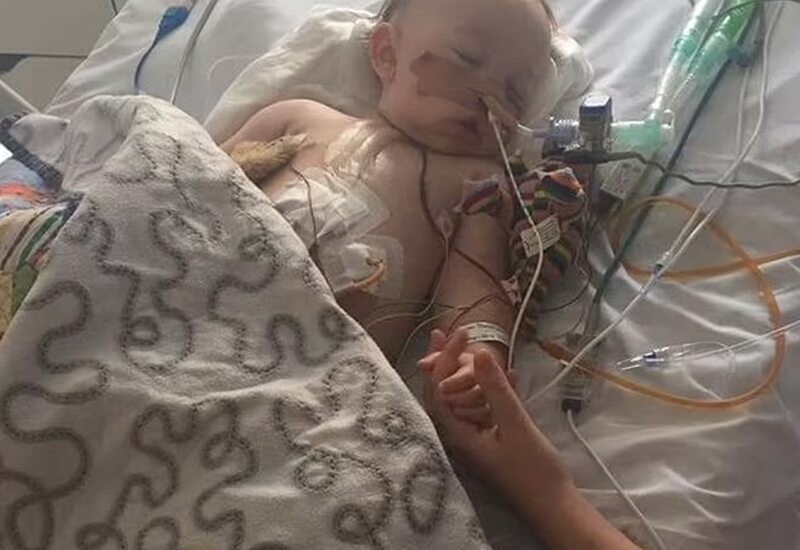 Thinking of toffee, the child swallowed the battery of the watch, life ...