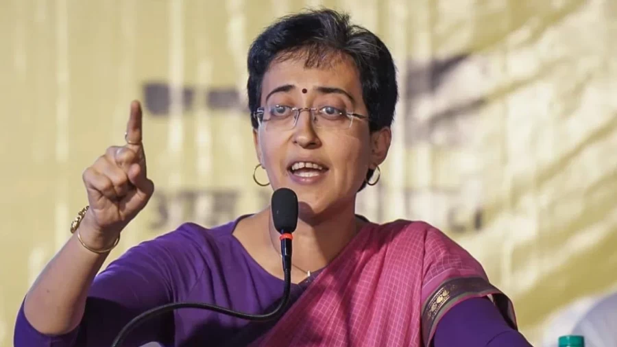 PWD handed over the keys of the house to Atishi | CM Atishi