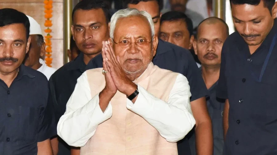 CM Nitish Kumar: After the uproar, CM Nitish apologized, said - 'I condemn myself, ashamed of ...