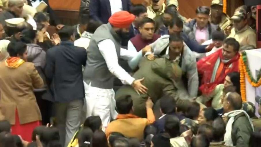 Delhi Mayor Election: Fight in Delhi MCD-Mayor election, AAP-BJP councilors fiercely scuffle