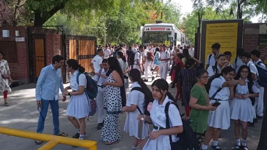 Threat of bombing several schools in Delhi | Delhi School