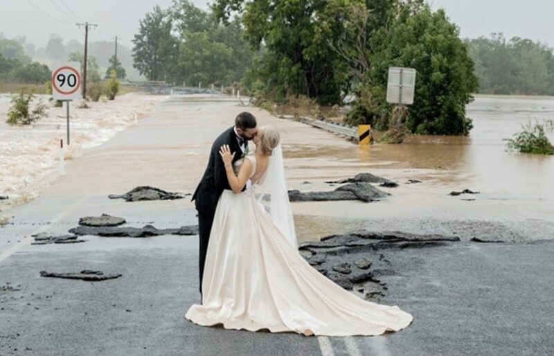 Couple tied knot amidst floods did photoshoot, life saved by airlift
