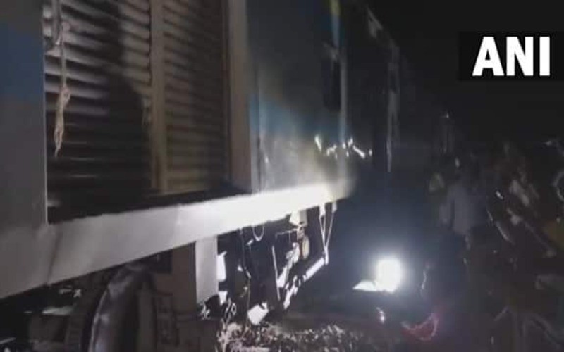 Howrah-Bhubaneswar Jan Shatabdi Express derails in odisha