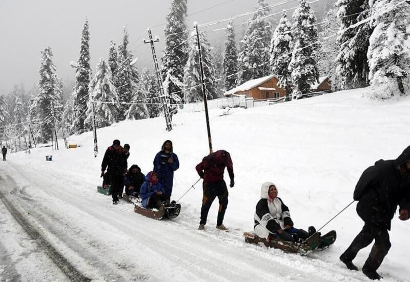 Kashmir witnesses season's first snowfall