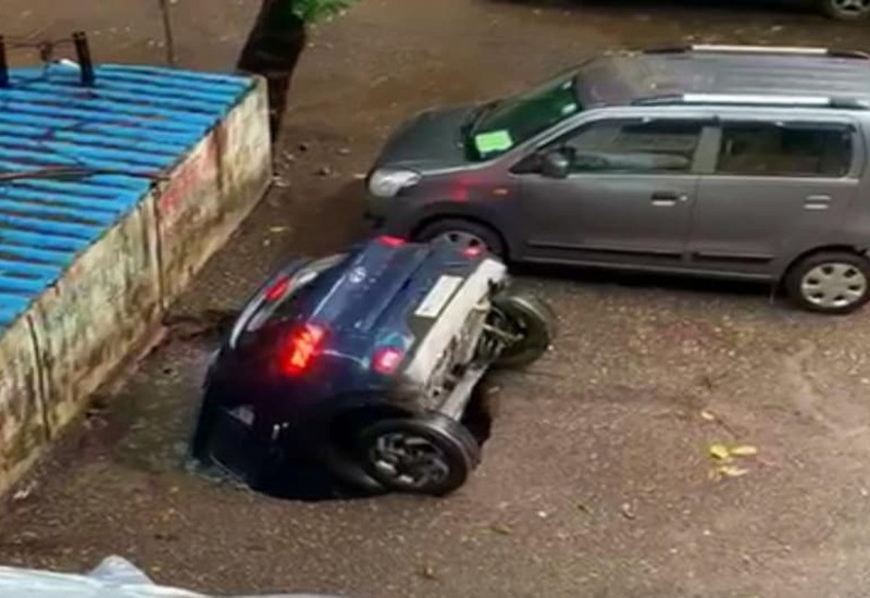 Seeing this, the whole car got stuck in the ground, video viral