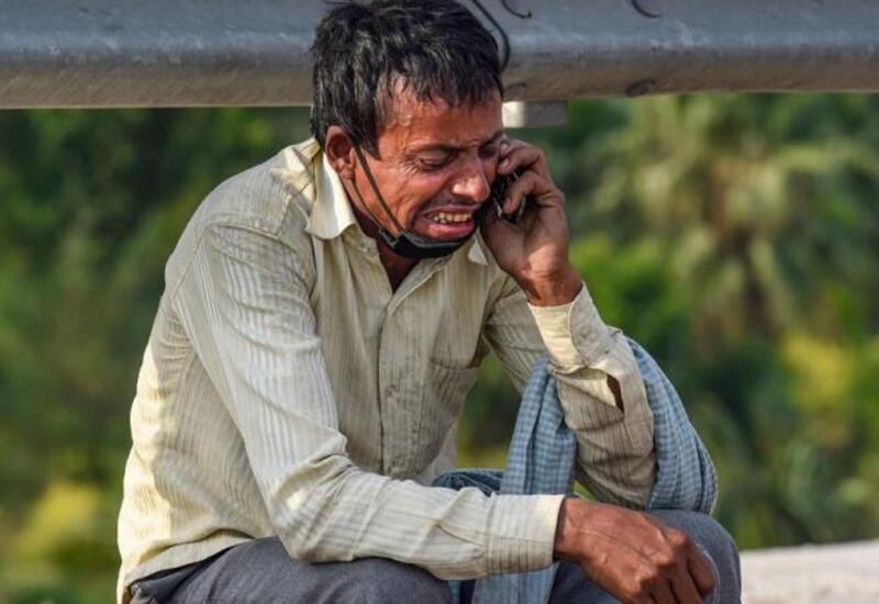 What is the story behind the viral photo of migrant worker crying on ...