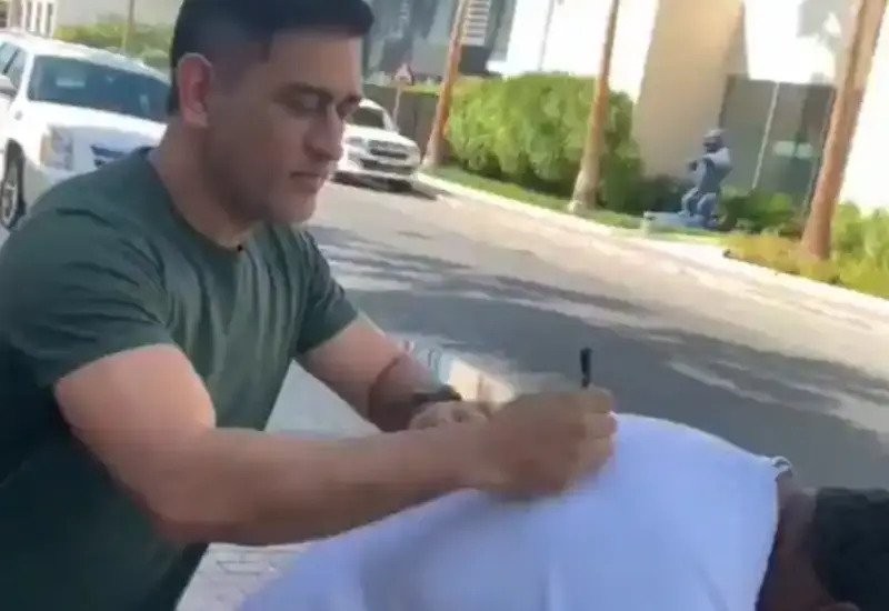 MS Dhoni's Most Unique Autograph To A Fan On The Street Goes Viral ...
