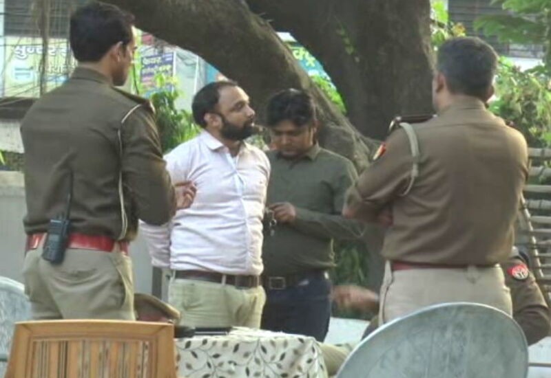 Bike riding youth looted 50 kg onion in Gorakhpur, police says incident ...