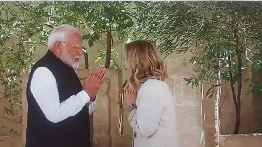 PM Modi in G7 Summit: Modi-Meloni met in a very different way at G7 ...
