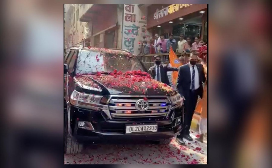 PM Modi stops car on Varanasi street, accepts turban, scarf from local ...