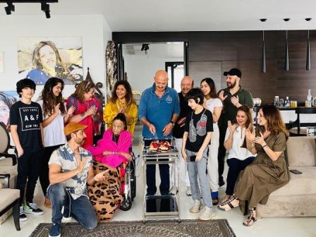 Hrithik Roshan Celebrates Dad, Rakesh Roshan’s 71St Birthday With Family