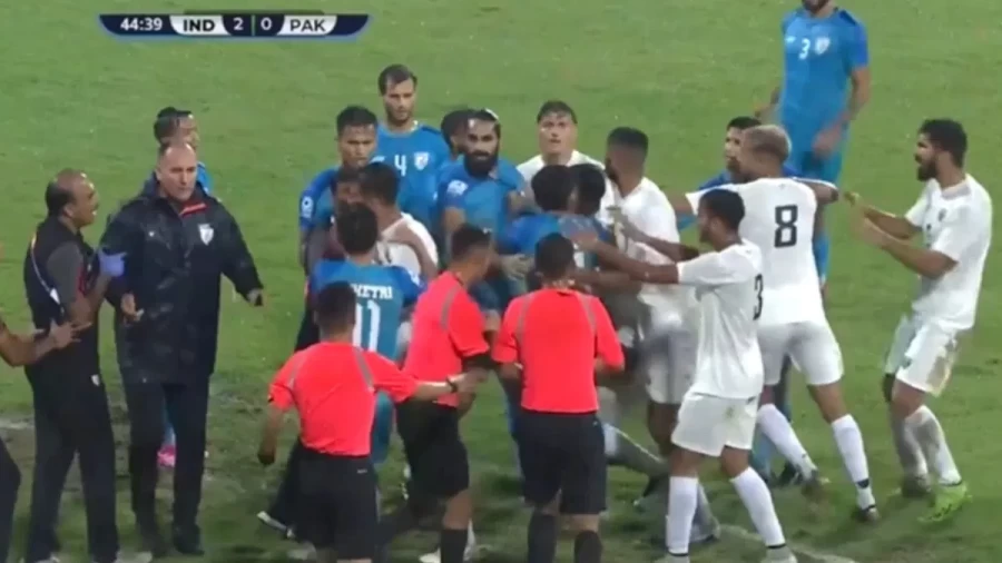 India vs Pakistan: India-Pakistan football match fight - see VIDEO