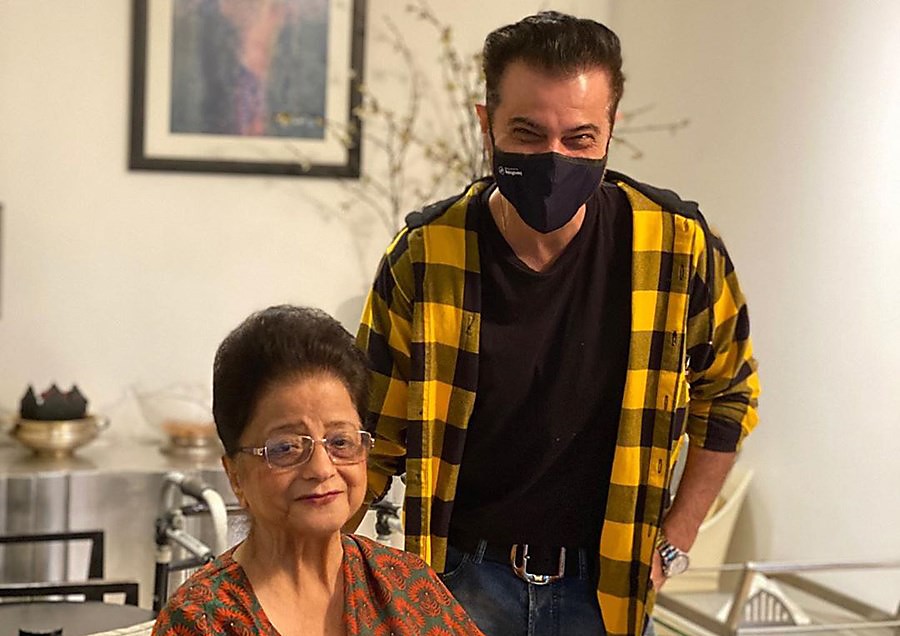 Sanjay Kapoor meets his mother Nirmal Kapoor for first time in lockdown
